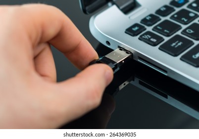 Hand Plugging Usb Flash Drive Laptop Stock Photo 264369035 | Shutterstock