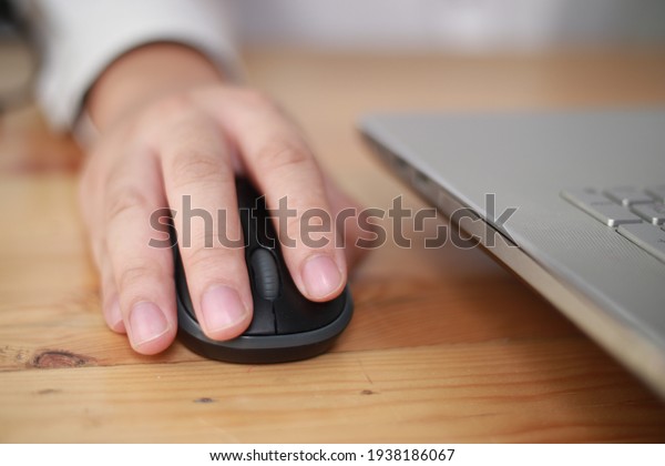 Mano usando el ratón del ordenador, haciendo clic en el puntero del ...