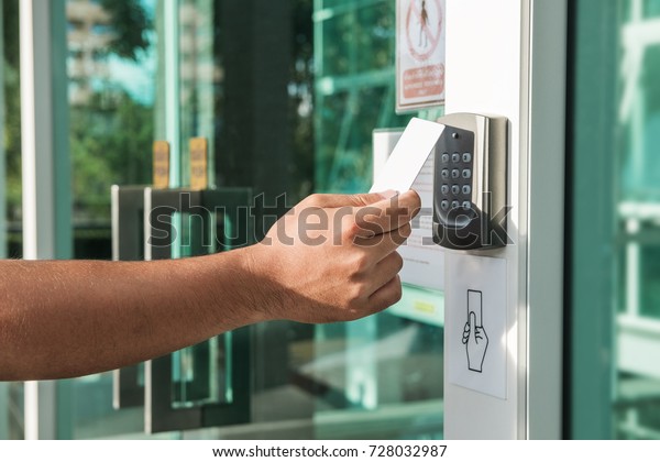 보안 키 카드 스캔을 사용하여 개인 스톡 사진(지금 편집) 728032987