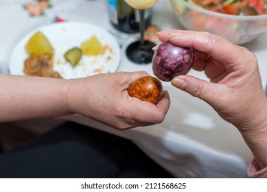 Hands Easter Eggs Knockingready Egg Tapping Stock Photo 2121568625 ...
