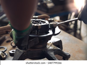 Hands Mechanical Engineer Using Hand Tool Stock Photo 1487799266 ...