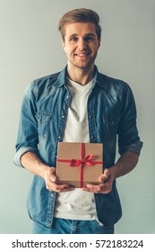 775,793 Man gifting Images, Stock Photos & Vectors | Shutterstock