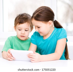 Happy Children Using Tablet Computer Stock Photo 175051220 | Shutterstock