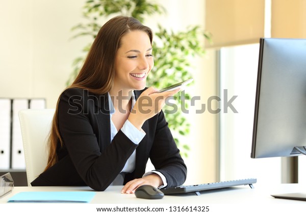 Happy Office Worker Working Using Smart Foto de stock 1316614325 ...