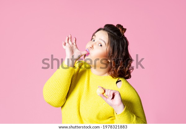 Happy Plus Size Model Eating Macaroon Stock Photo 1978321883 | Shutterstock