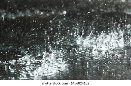 166 Heavy rain pouring down on ground Images, Stock Photos & Vectors ...