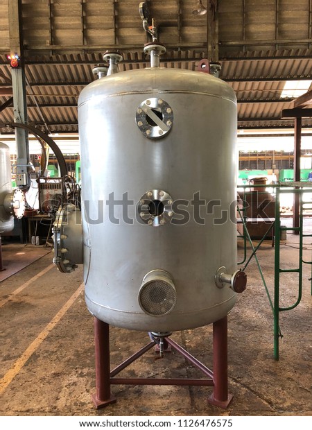 Hydrostatic Test Vertical Vessel Pressure Vessel 스톡 사진(지금 편집) 1126476575