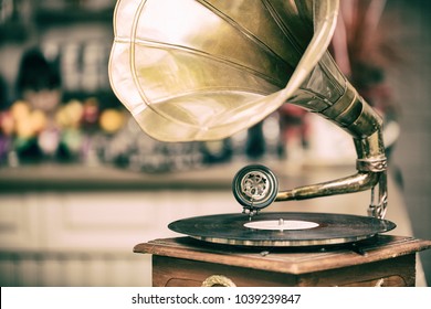 Old vintage gramophone HD wallpaper download