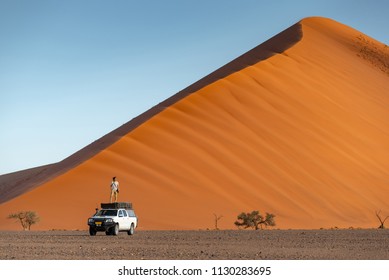 Namibia 4x4 in the desert 2K wallpaper download