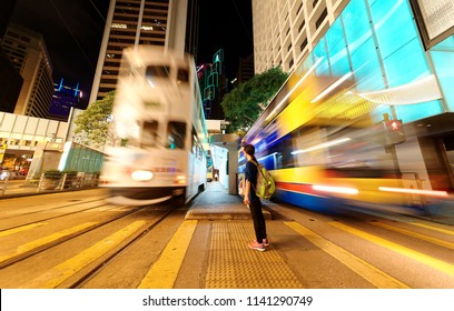 Bus Stop Pedestrian Scenery 4K wallpaper download