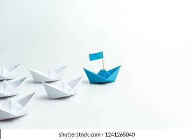 Prenos ozadja Origami ljudje in strukture v sodobnem mestnem prizorišču ...