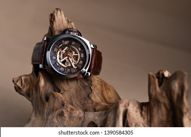 Vintage watch background 2K wallpaper download