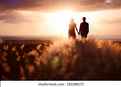 Couples watching sunset 4K wallpaper download