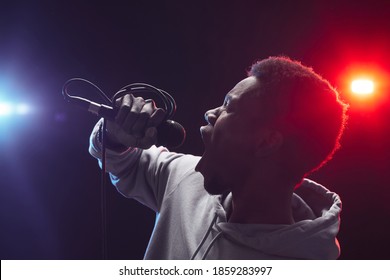 Singer Performance 2K wallpaper download