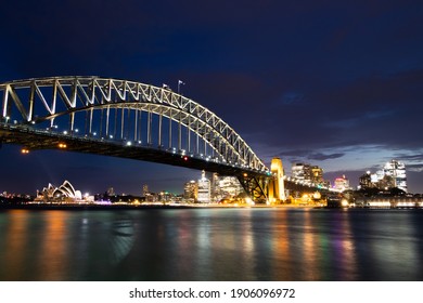 Sydney Harbour Bridge at night 4K wallpaper download