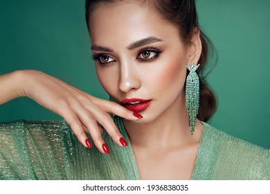 Girl with turquoise eyes 4K wallpaper download