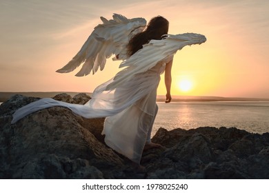 Angel girl flying 4K wallpaper download