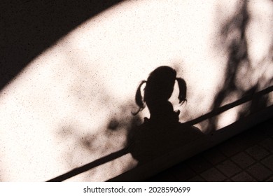 There is someone with the shadow of the lonely girl 4K wallpaper download