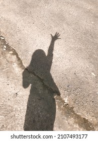 Beautiful shadow of a lonely girl in front of sunset 4K wallpaper download