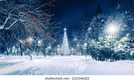 Uma noite mágica de Natal na neve, com lanternas brilhantes e famílias ...
