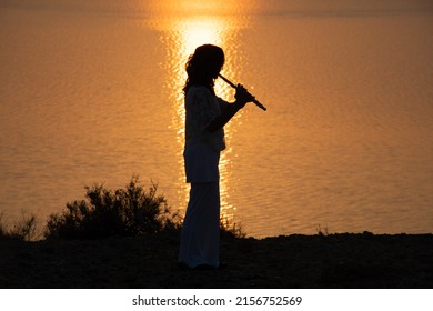 Woman playing flute 4K wallpaper download
