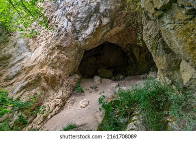 Cave Den 4K wallpaper download