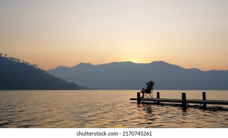 Sunset in a cozy dock 4K wallpaper download