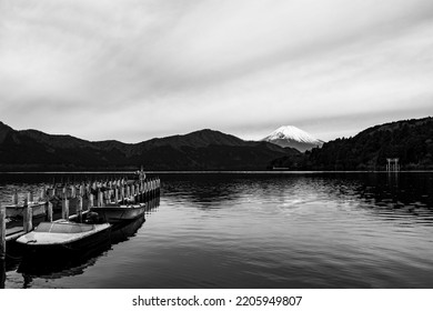 Fujiyama Japan (black and white) 2K wallpaper download