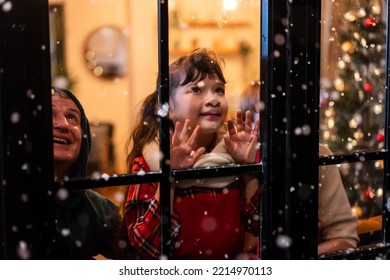Santa watching children from window HD wallpaper download