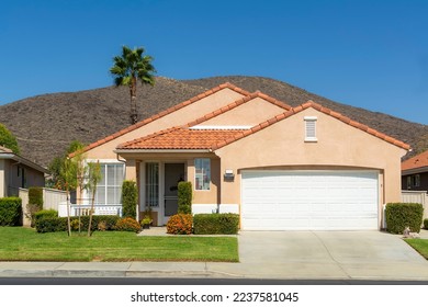 House front view 2K wallpaper download