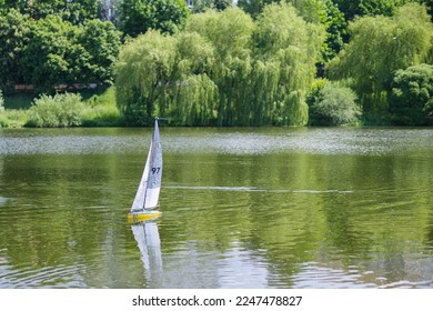 Beautiful model pose with lake view 4K wallpaper download