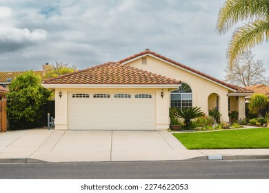House front view 2K wallpaper download