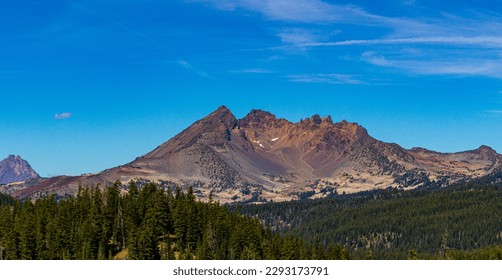 The Three Sisters Mountain 4K wallpaper download