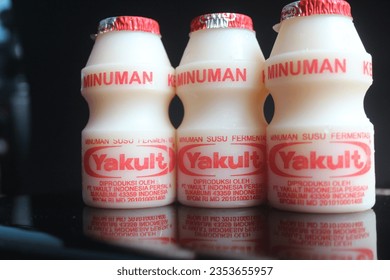 Yakult Logo Png