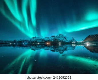 Lataa Elävä revontulien esitys lumisen talvisen metsämaiseman yllä ...
