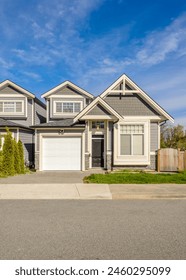 House front view 2K wallpaper download