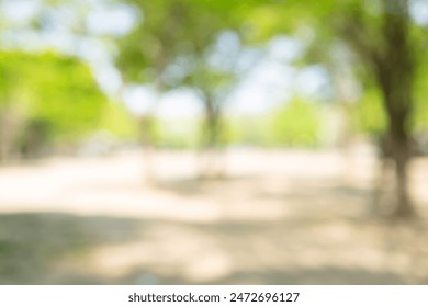 Descărcare de fundal Femeie plimbându-se într-un parc stilizat cu ...