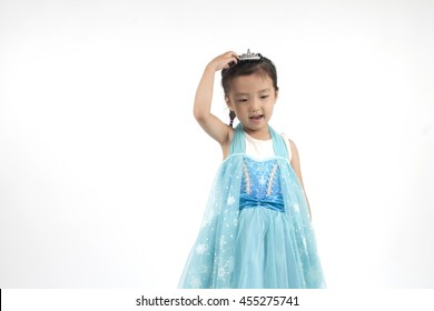 Dapper Elsa met ondersteunende vriende 4K plakpapier aflaai