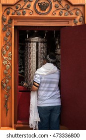 Jewish Opened Sefer Torah Parashat Mishpatim 2K wallpaper download