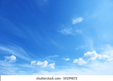 Luz solar atrás do céu azul e nuvens brancas 4K baixar papel de parede