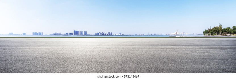 Grys Betonpad Tussen Groen Bome Tydens 2K plakpapier aflaai