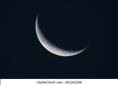 Half moon 4K wallpaper download