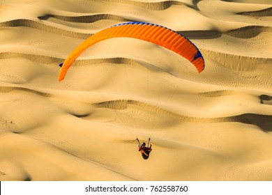 Paragliding in the Desert 4K wallpaper download