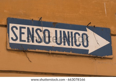 ITALIAN-ONE-WAY-TRAFFIC-SIGN Stock Photos and Images - Avopix.com