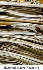 Messy Stack Newspaper Clutter Side View库存照片1637971240 | Shutterstock