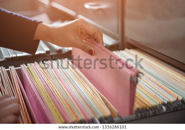 Documents importants dans les dossiers placés : photo de stock ...