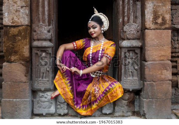 Indian Classical Dancer Posing Temple Indian Stock Photo 1967015383 ...