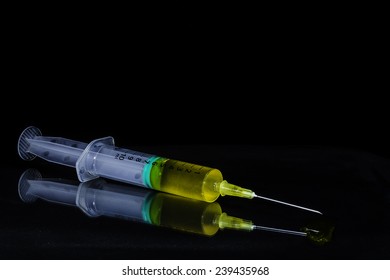 Medical Injection Syringe Yellow Liquid Transparent Foto de stock ...