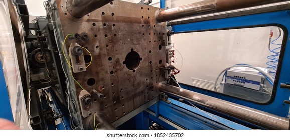 1,293 Injection Moulding Machine Stock Photos, Images & Photography ...