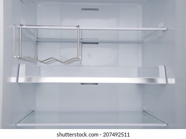 Photo de stock Vide frigo ouvert avec étagères. Réfrigérateur ...